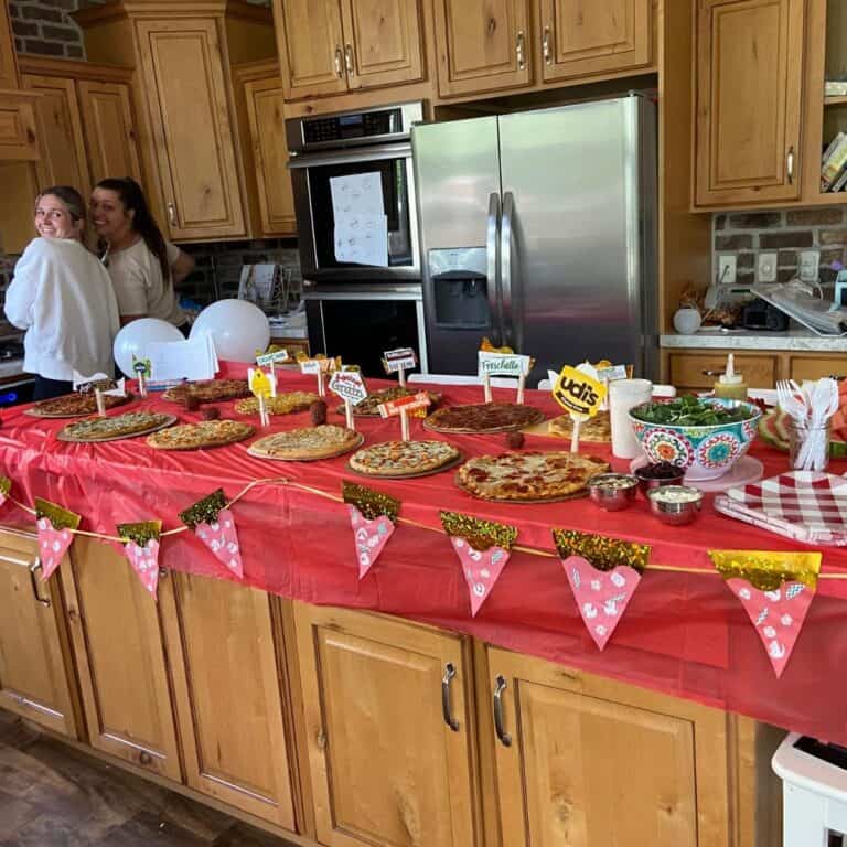 How to Throw a Pizza Party {with Ideas for Sides and Decorations ...