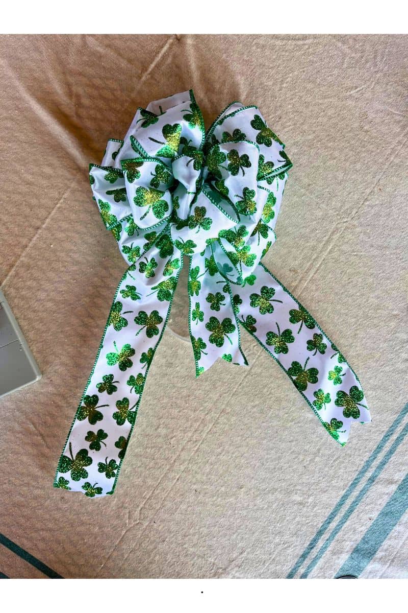 How to Make a Super Cute St. Patrick's Day Wreath for Under $20 - Party ...